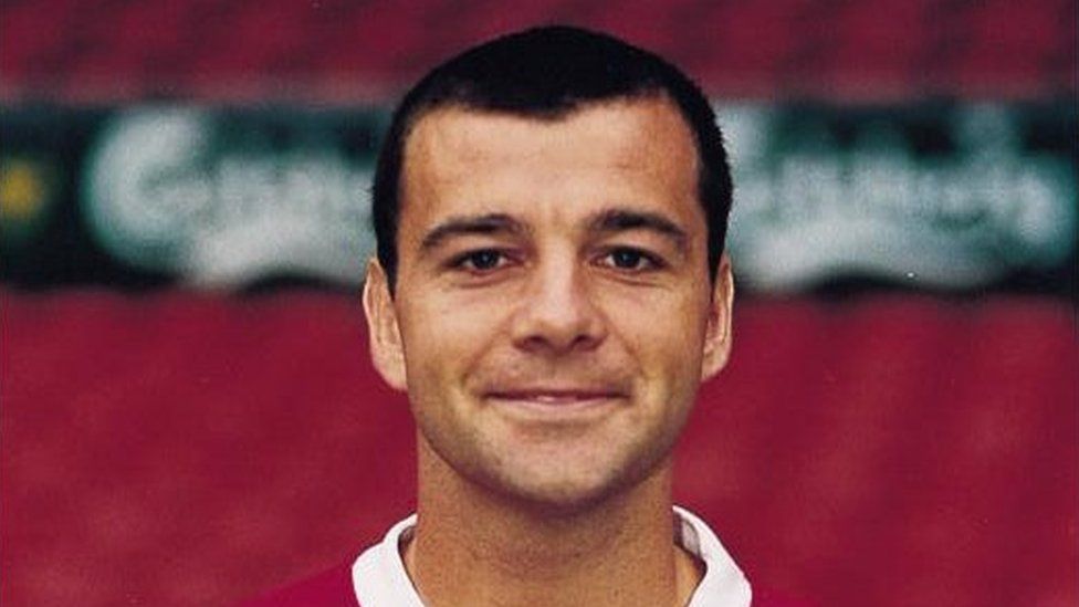 Ex-Liverpool FC's Steve Harkness banned from driving - BBC News