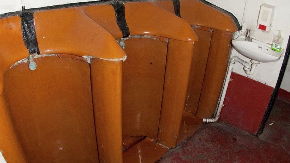 Llwyddo i achub toiledau wrth ailadeiladu hen dafarn - BBC Cymru Fyw