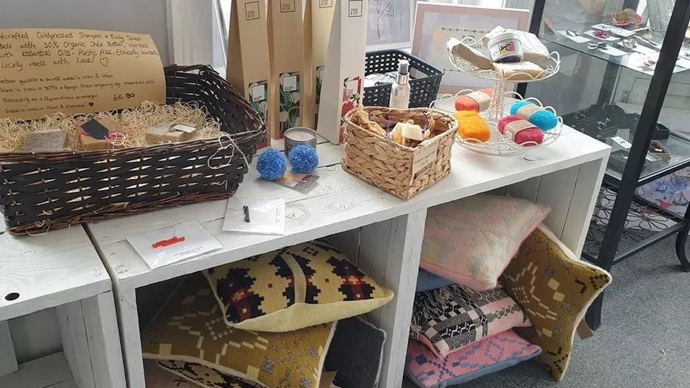 'Dim dewis ond gwerthu siop llyfrau Cymraeg Llandudno' - BBC Cymru Fyw