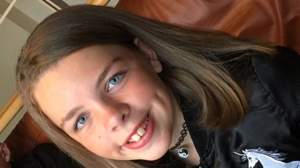 Family tribute to 11-year-old Swindon crash victim - BBC News