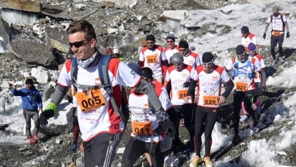 Nepal runners complete quake-delayed Everest marathon - BBC News
