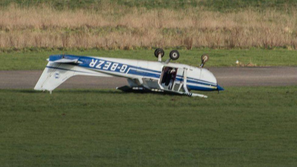 Light aircraft crashes at Bembridge Airport - BBC News