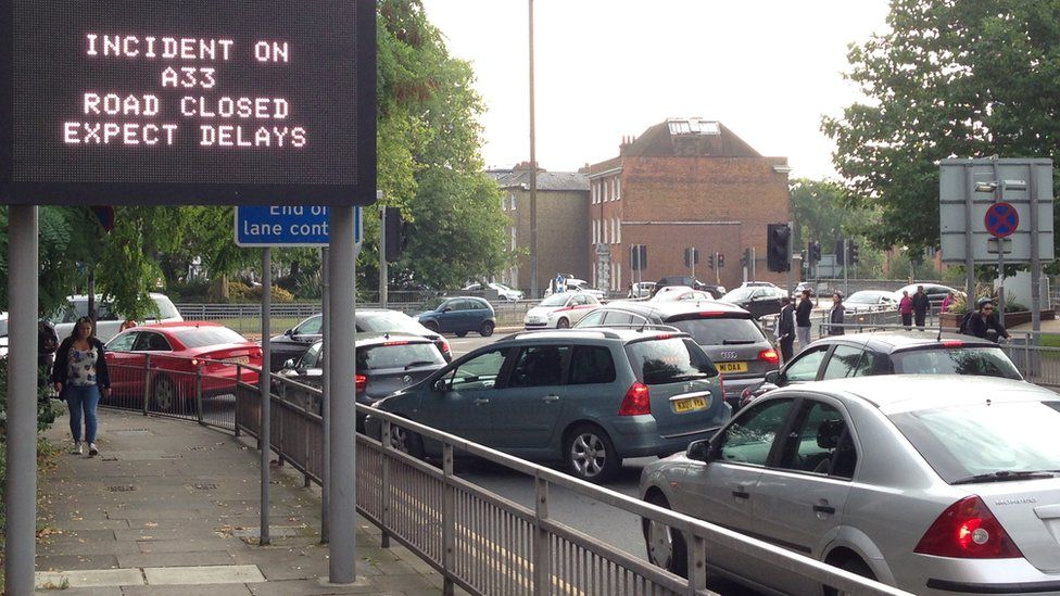 Man killed in crash on A33 in Reading - BBC News