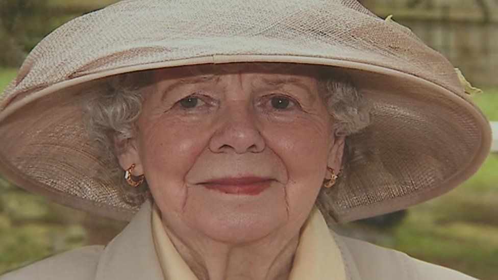 Dying woman's family witnessed Tawel Fan ward 'chaos' - BBC News