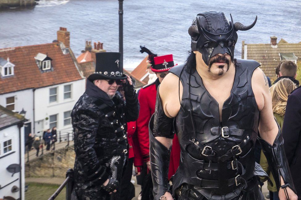 Thousands take part in Whitby Goth Weekend - BBC News