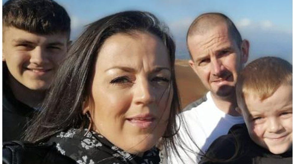 Cancer: Ebbw Vale teen raises £28,000 to help boy, six - BBC News