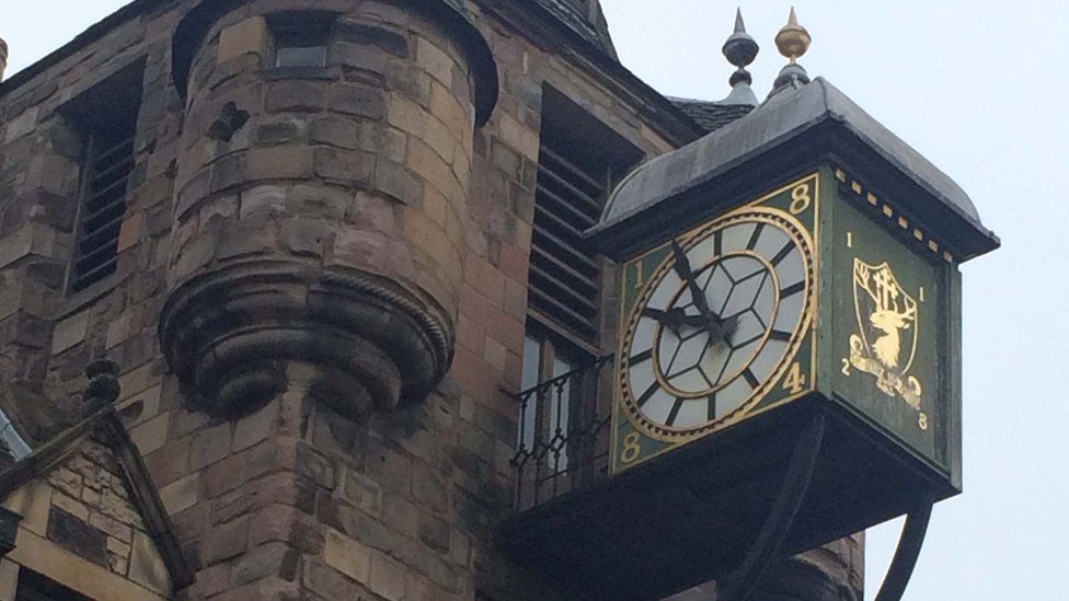 Time piece: Keeping up with business as clocks spring forward - BBC News