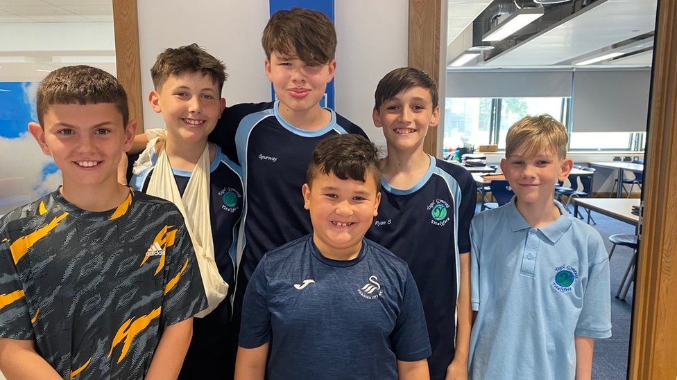 Cynyrchioli Cymru yn y WWE "yn fraint" i Eddie Dennis - BBC Cymru Fyw