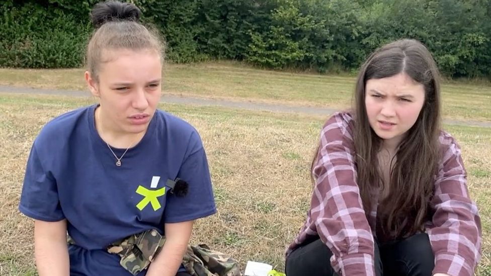 Lewis Capaldi tells fans about Tourette's diagnosis - BBC News