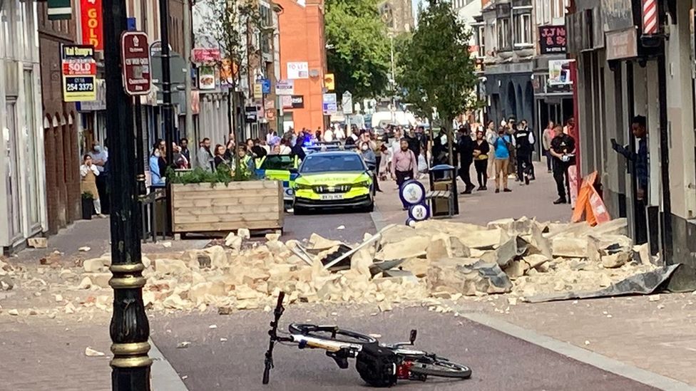 Leicester: Six flats evacuated after partial building collapse - BBC News