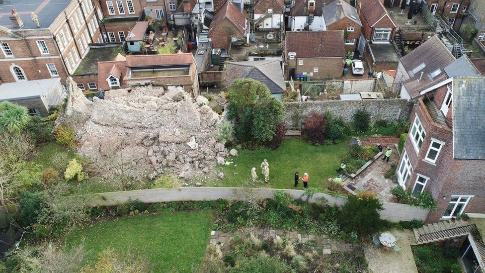 Homes evacuated amid risk of Lewes Castle wall collapse - BBC News