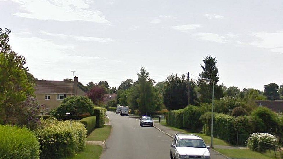 Lechlade house raiders ram car during escape bid - BBC News