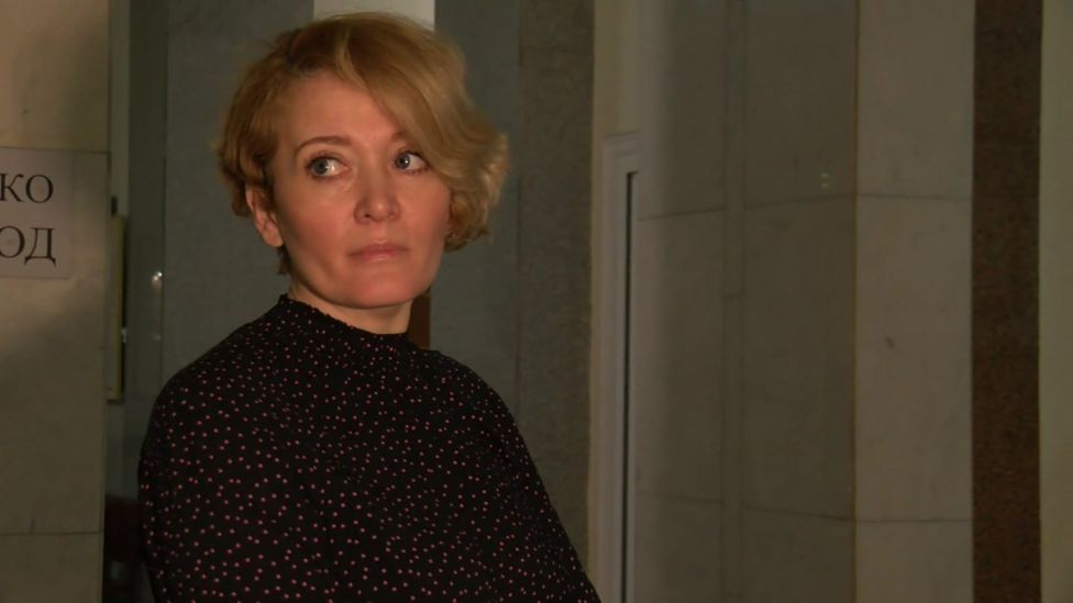 Bag packed but Russian activist avoids jail - BBC News