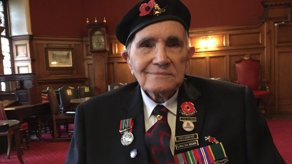 Scotland falls silent for Remembrance Sunday - BBC News