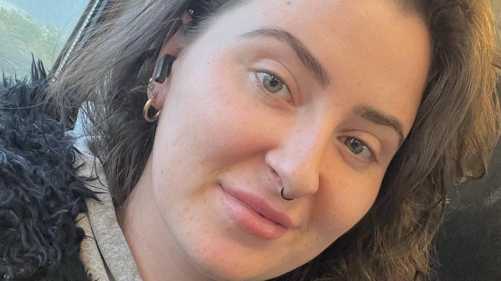 'Adeg cyffrous' i fenywod mewn comedi - BBC Cymru Fyw