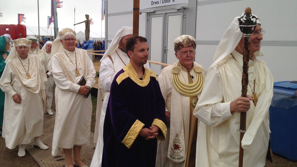 Osian Rhys Jones yn ennill Cadair y Brifwyl ym Môn - BBC Cymru Fyw