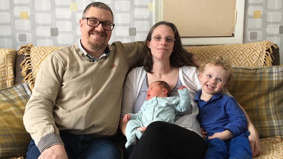 Nottinghamshire father delivers own child for second time - BBC News
