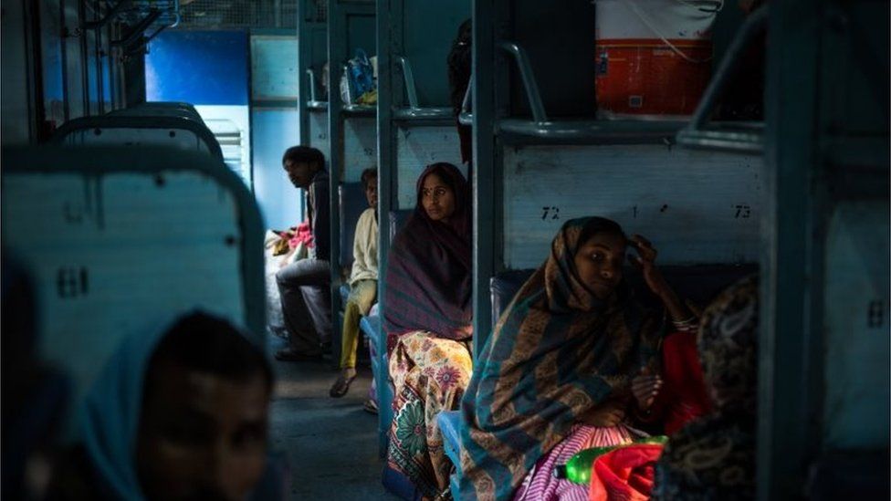 Indian railways to wash blankets 'every day' - BBC News