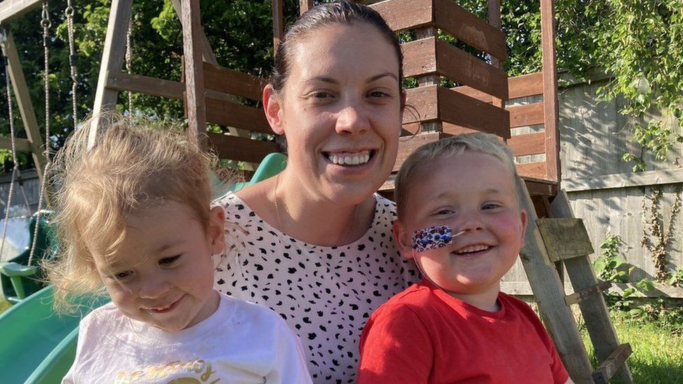 Morgan Ridler, 3 o Abertawe, wedi marw ar ôl brwydro canser - BBC Cymru Fyw