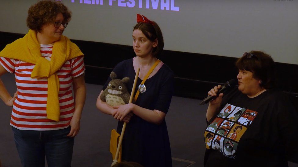 Galw am gymorth i bobl ag anabledd ddefnyddio'r we - BBC Cymru Fyw