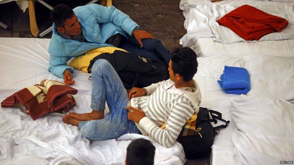 Migrant crisis: Mixed messages from Merkel - BBC News