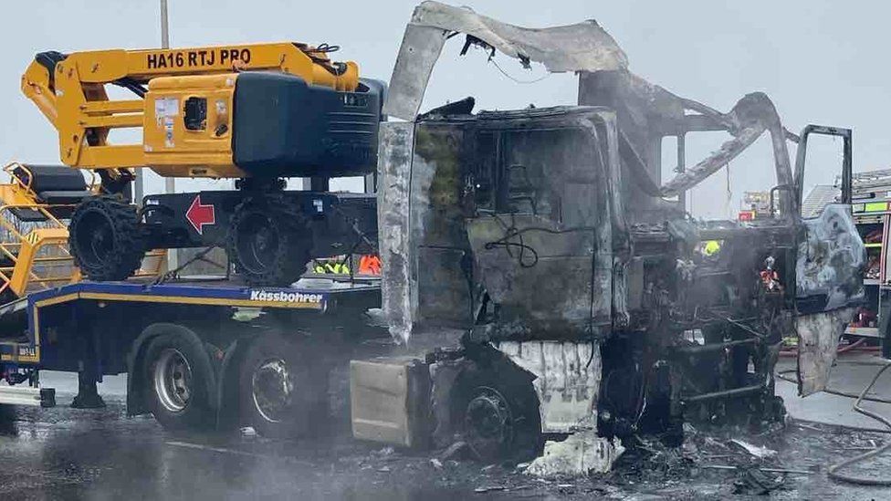 Scotch Corner roundabout lorry fire prompts road closures - BBC News