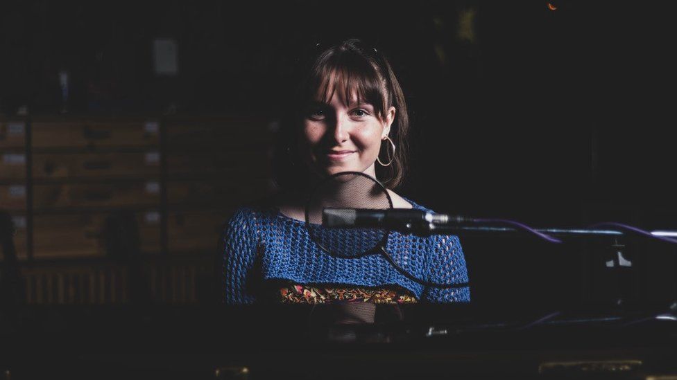 Cyhoeddi rhestrau Brwydr y Bandiau a'r bandiau gwerin - BBC Cymru Fyw