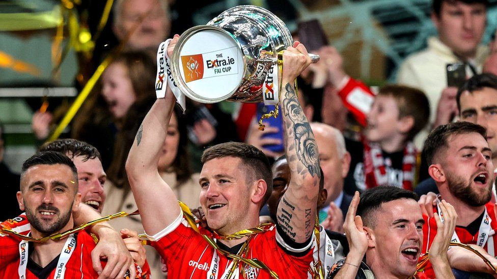 Derry City: Heroes' welcome for players after FAI Cup win - BBC News