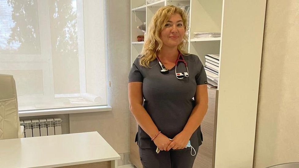 Russian patient offers to house Ukrainian doctor in Fairford - BBC News