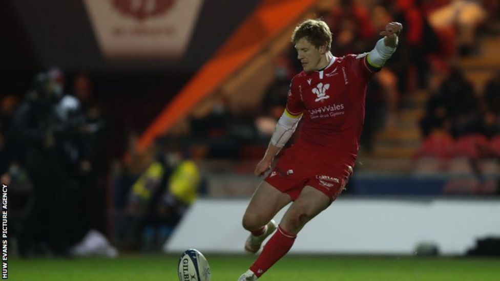 Rhys Patchell: Wales fly-half signs new Scarlets contract - BBC Sport