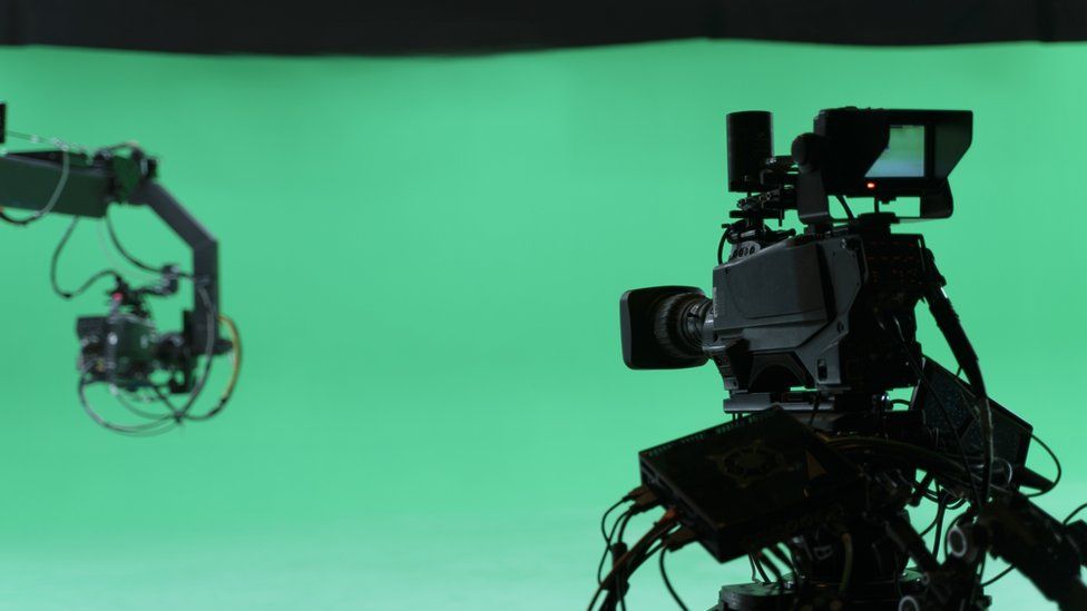 'Bwlio' a 'diwylliant o ofn' o fewn y byd ffilm a theledu - BBC Cymru Fyw