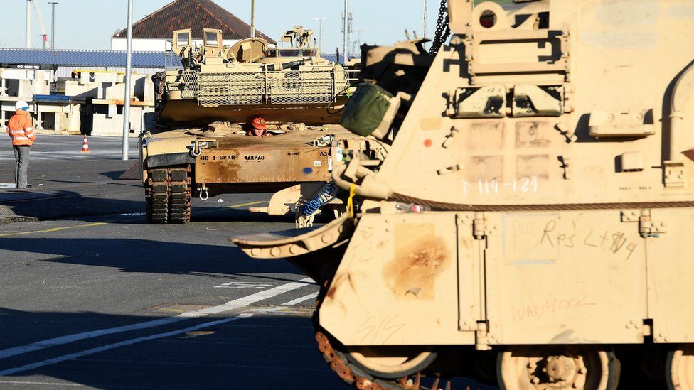 US tanks arrive in Germany to help Nato defences - BBC News