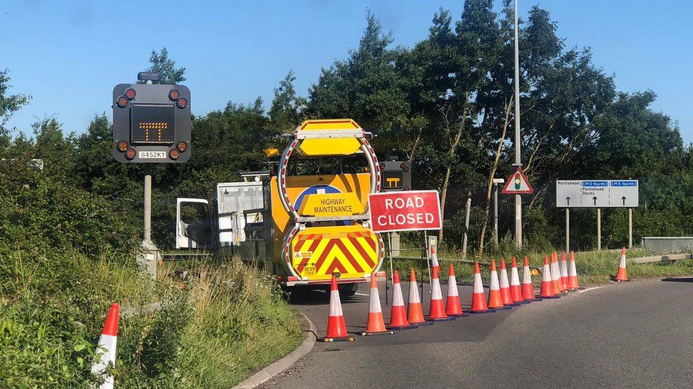 Pedestrian killed on M5 near Bristol - BBC News