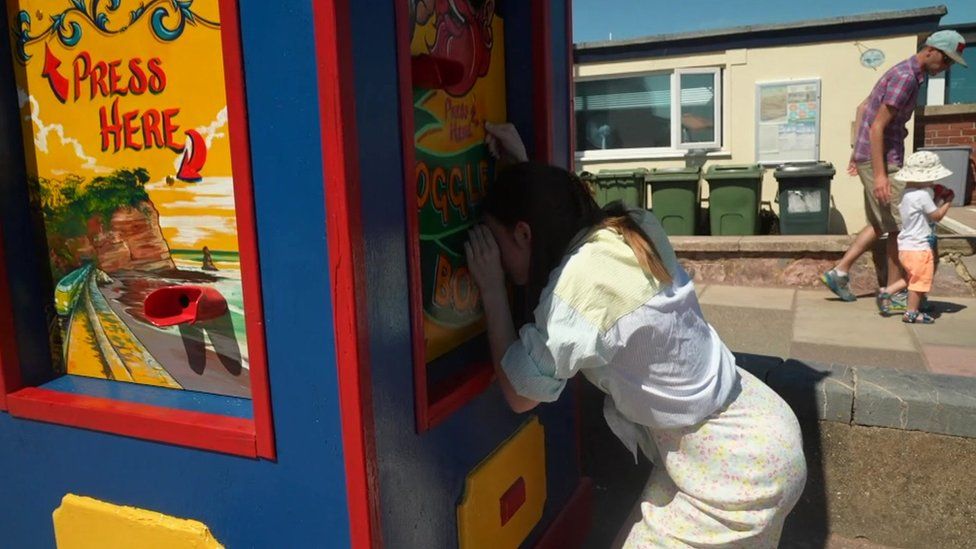 Teignmouth sentry box converted into seafront 'peep box' - BBC News