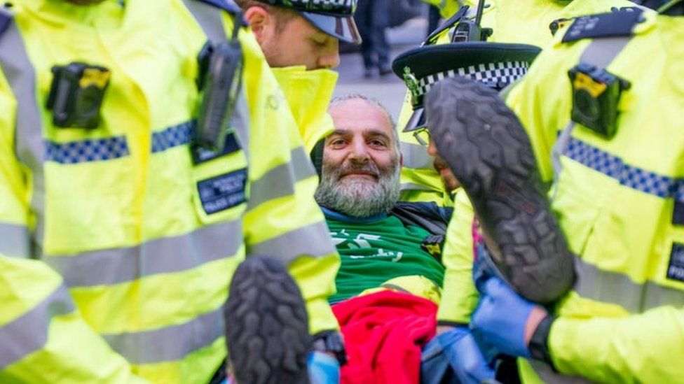 Arrests as Extinction Rebellion protests begin across England - BBC News