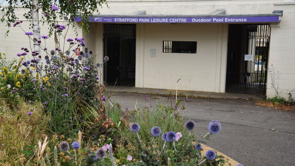 Green algae delays summer opening of Stroud lido - BBC News