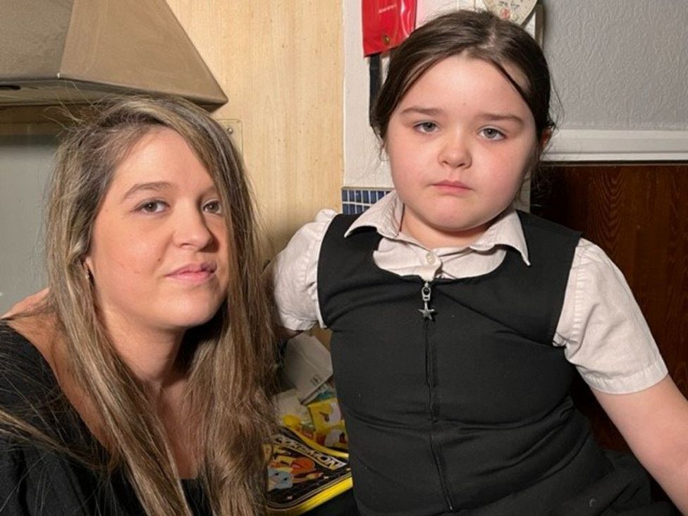 Homeless children: Living with trauma, tears and tiredness - BBC News
