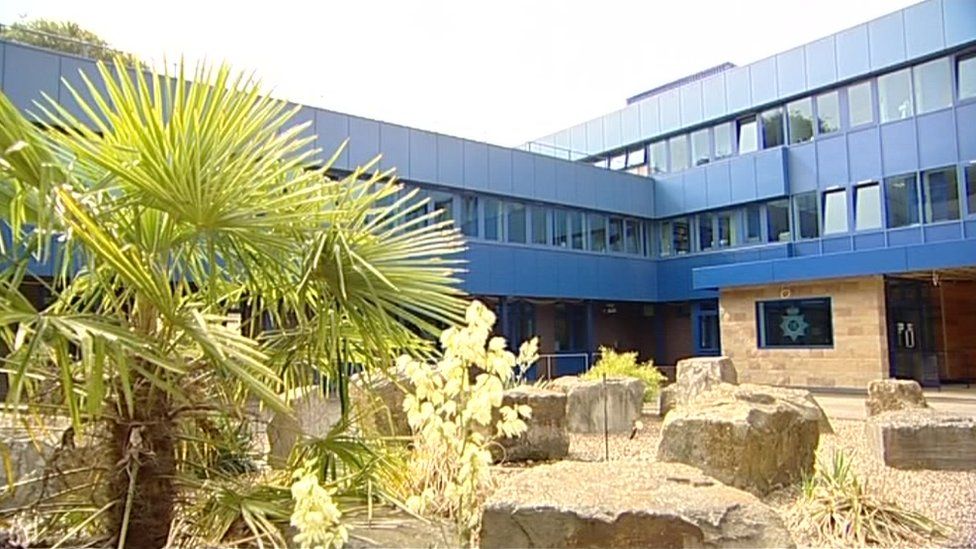 Police inspector Zoe Hallam rowed dinghy despite 'bad back' - BBC News