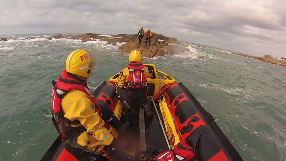 Woman trapped on rocks in Jersey is rescued - BBC News
