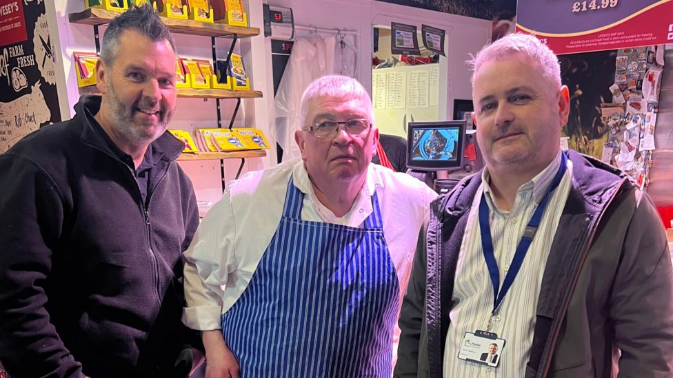 Preston traders angry at delay fixing market entrance - BBC News