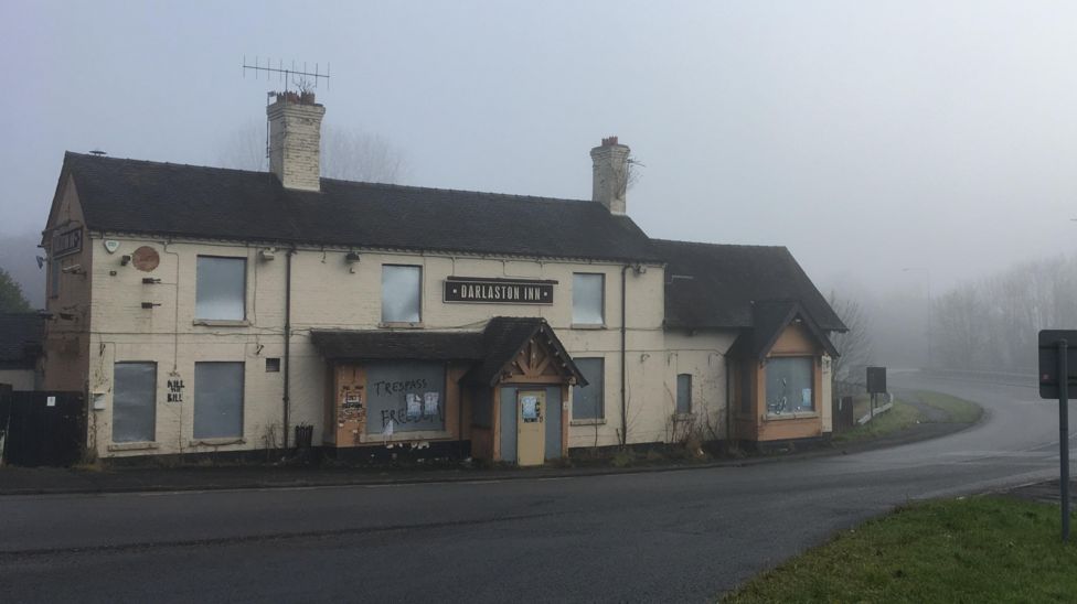 Derelict Darlaston Inn on roundabout set to be demolished - BBC News
