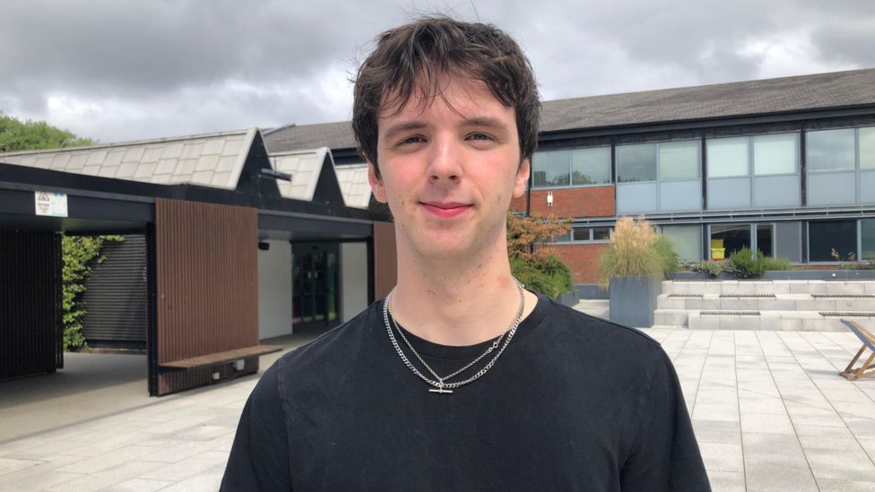 Young voters in Farnham on key issues at election - BBC News