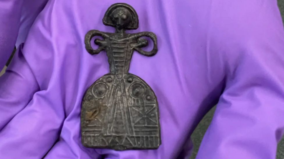 'Very rare' post-medieval lead doll found in Long Whatton brook - BBC News