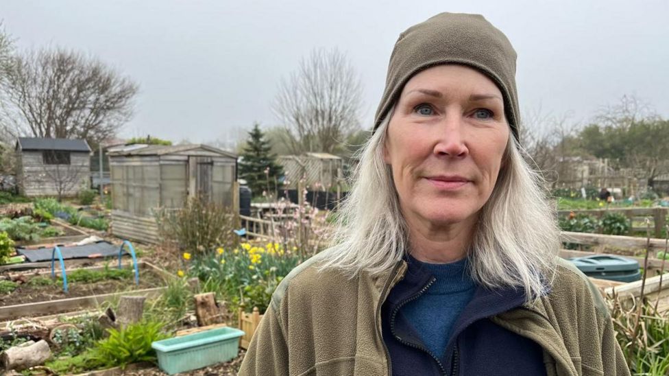 Brighton: Thousands on allotment waiting lists despite vacancies - BBC News
