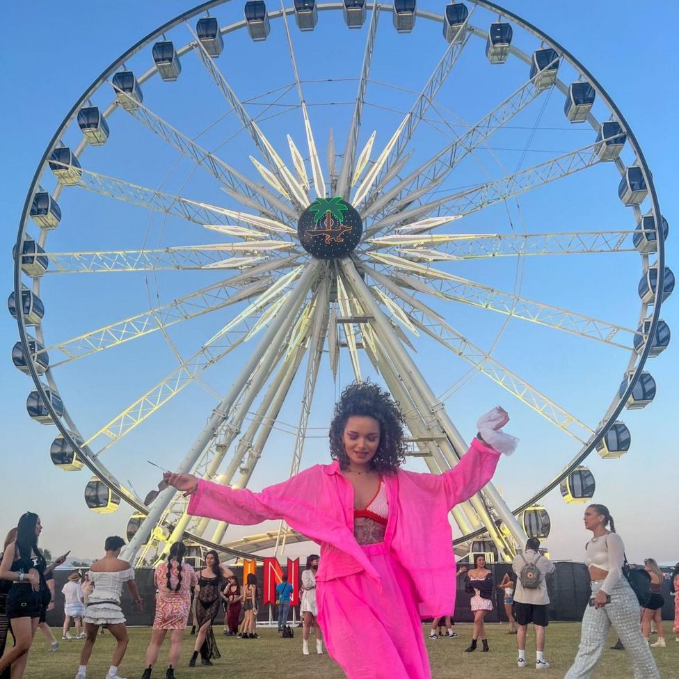 Mirain Iwerydd: Profiad 'anhygoel' yn Coachella - BBC Cymru Fyw