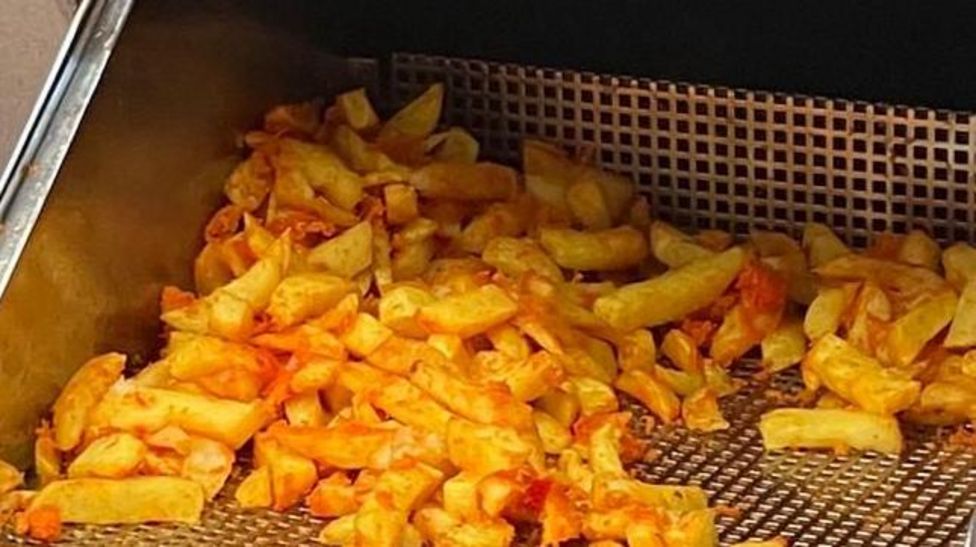 Legendary Bilston chip shop Major's to relocate - BBC News