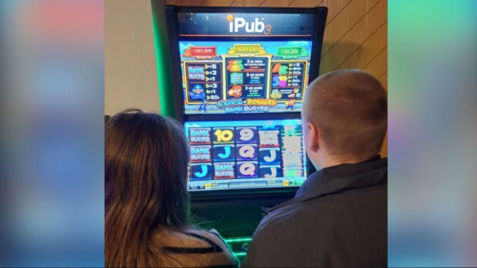 South Derbyshire: Pubs issued with warnings over underage gaming - BBC News