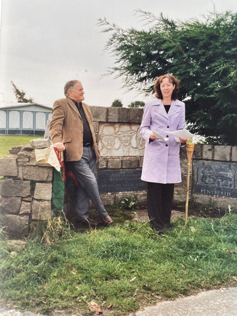 Dafydd Iwan: Oriel atgofion pen-blwydd 80 - BBC Cymru Fyw