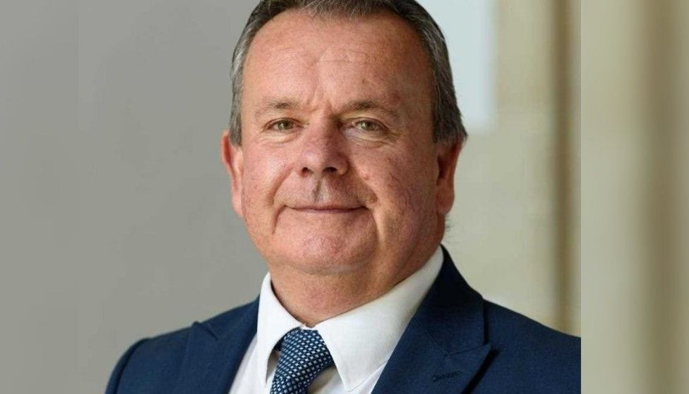 Leader of Hampshire County Council steps down - BBC News