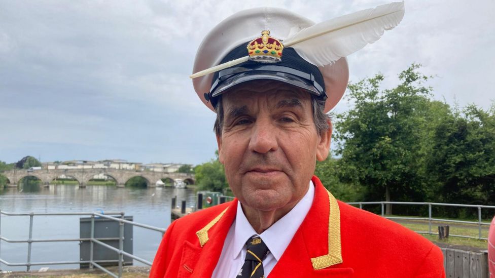 ‘Swan uppers’ hope numbers recover after avian flu - BBC News